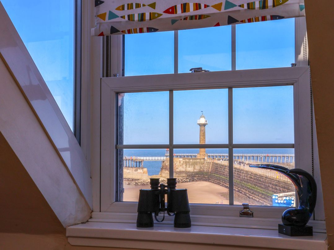 Beachfront, North Yorkshire - 2 bedrooms, sleeps 4, 1 dog (26473)