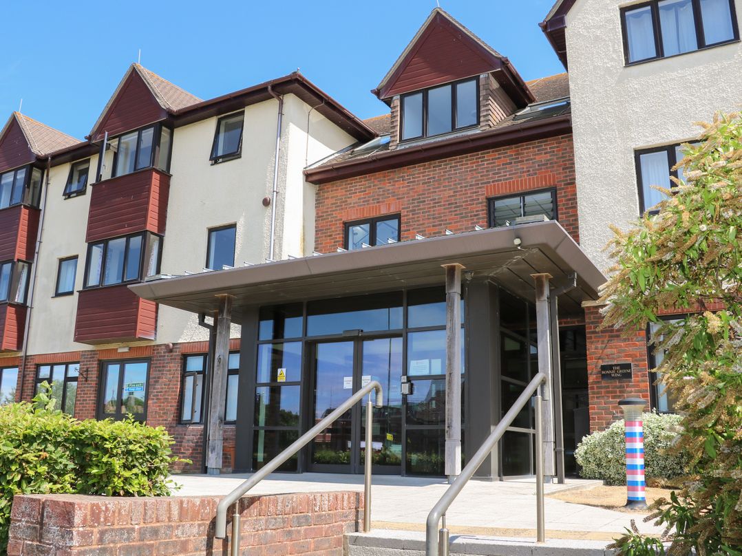 Flat 33 Marine Court In Littlehampton West Sussex Cottages And Lodges