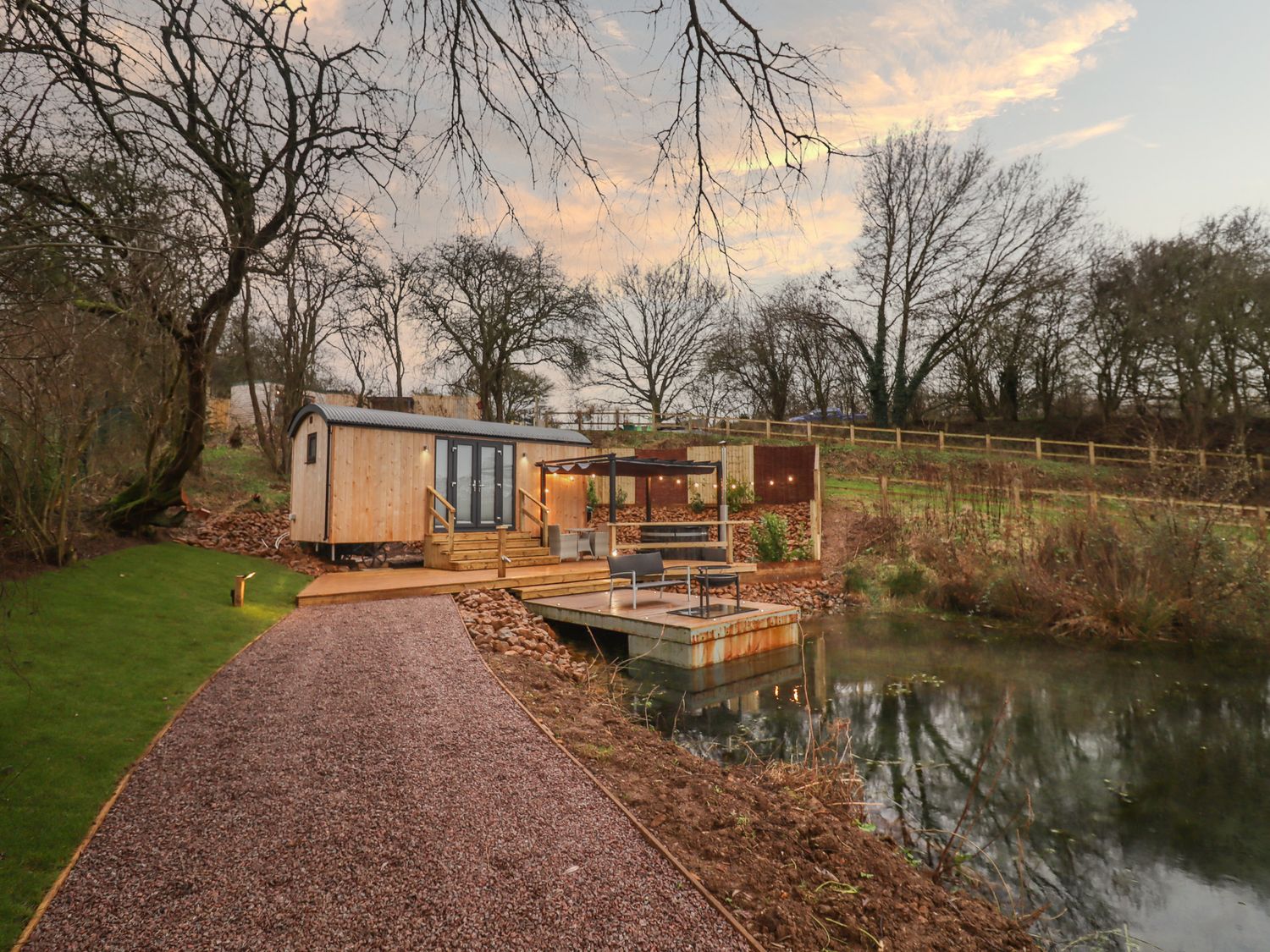 The Sheperds Hut at Bridge Lake Farm & Fishery, Chacombe - Oxfordshire ...