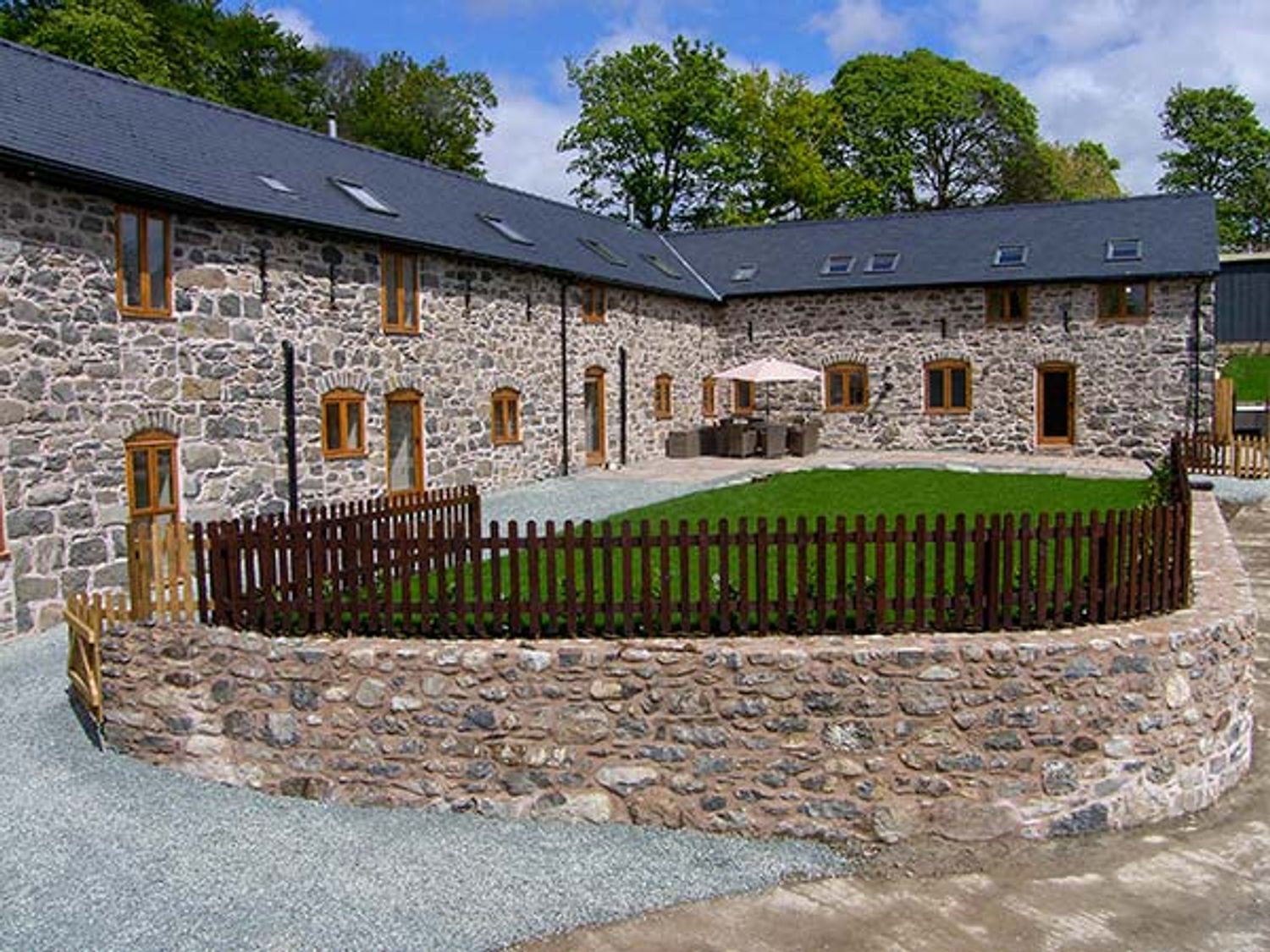 Castell Courtyard | Llanrhaeadr-ym-mochnant | Pedair-ffordd | Self ...