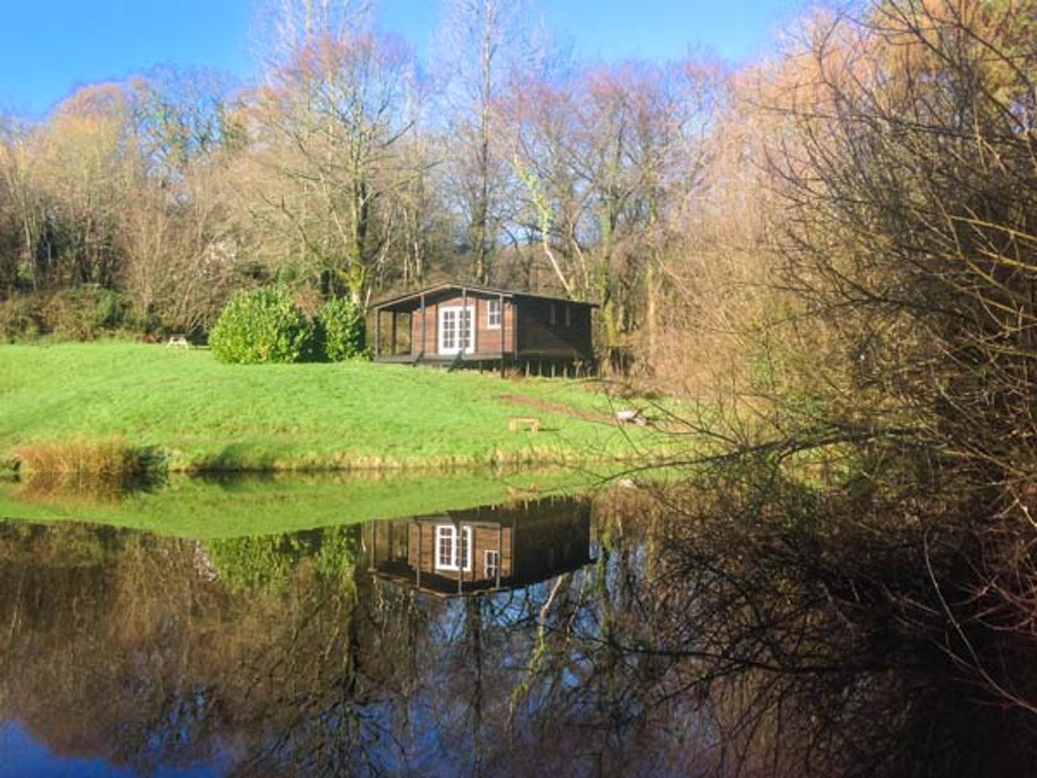 Lakeside Cabin, Devon - Devon - England : Cottages For Couples, Find ...