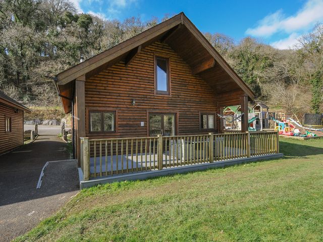 Lodges and Log Cabins in Cornwall | Log Cabin Holidays | Cornish ...