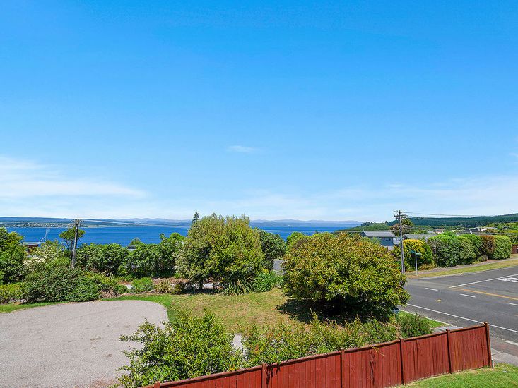 Acacia Bay Getaway - Lake Taupo Holiday Home - Bachcare NZ