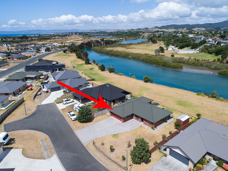 The Waterfront Ruakaka - Ruakaka Holiday Home - Bachcare NZ