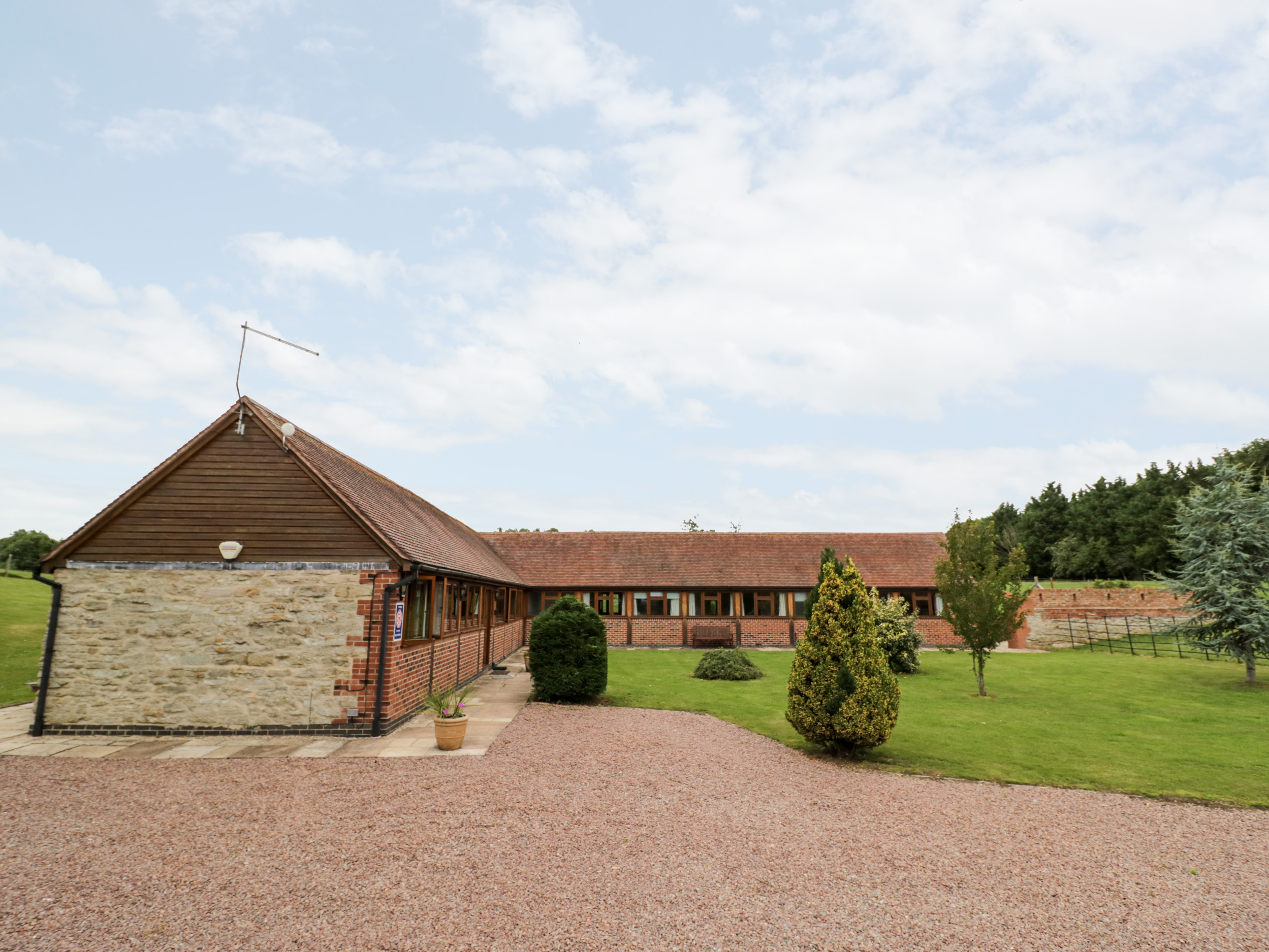 Beesoni Lodge, Pet Friendly, Luxury Holiday Cottage In Castlemorton - Herefordshire