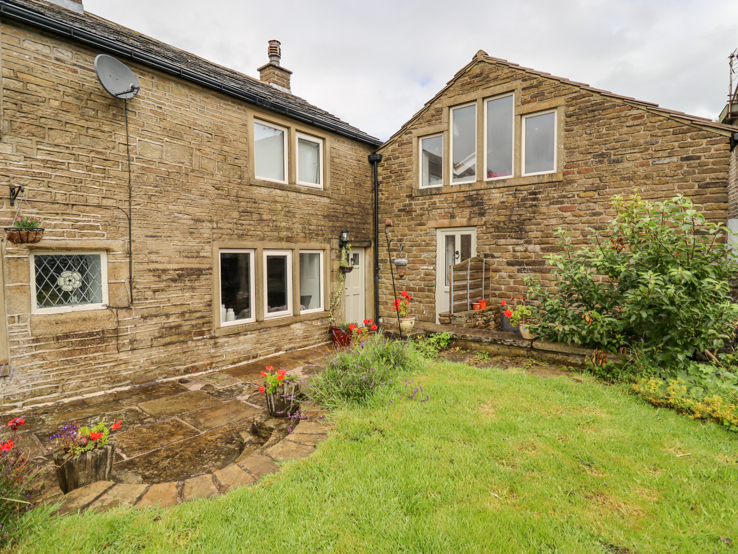 Ash Tree Barn, Pet Friendly, Character Holiday Cottage In Luddenden - West Yorkshire