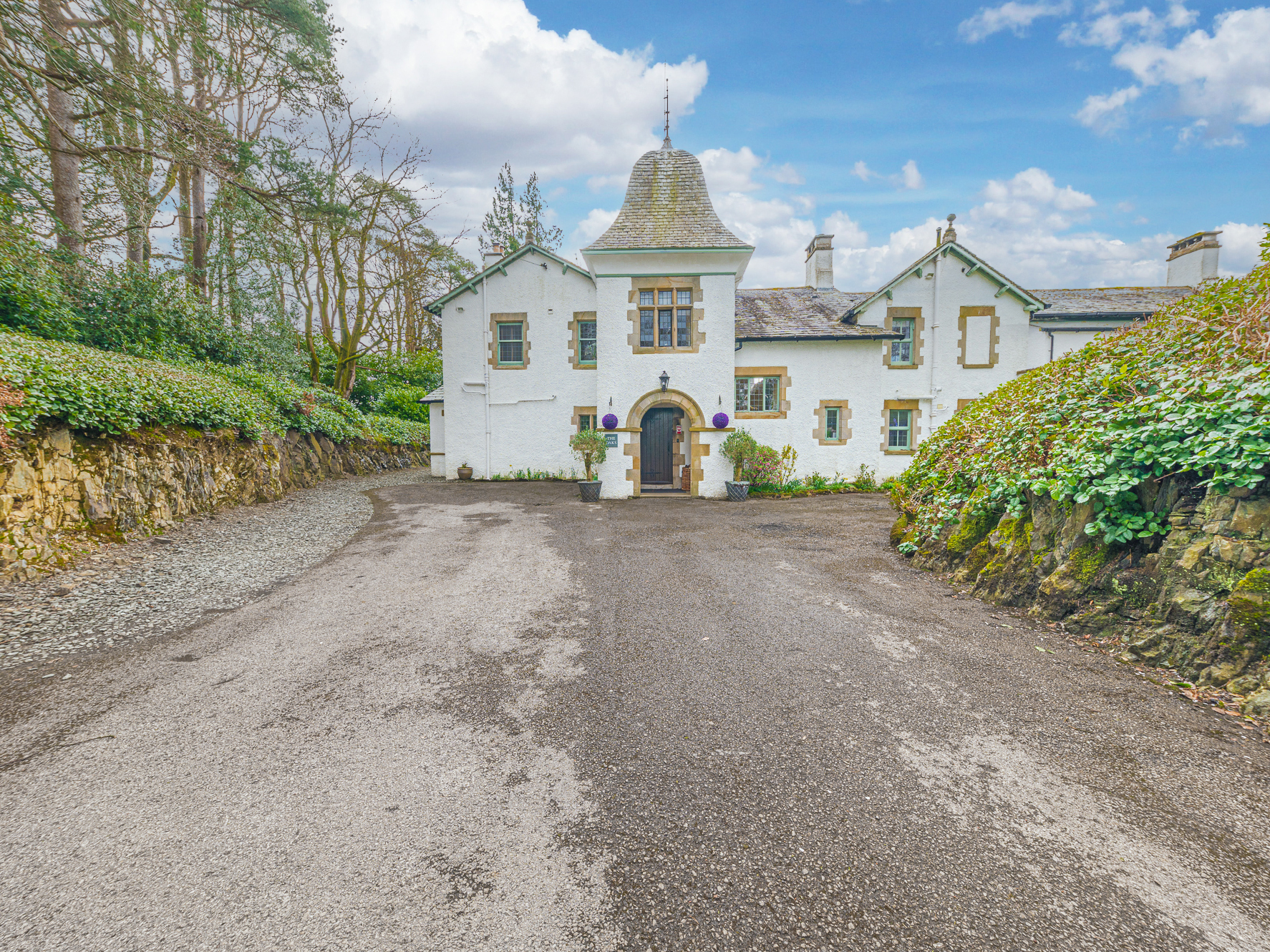 Cottage ∙ 12 Bedrooms ∙ 25 Guests - Bowness-on-Windermere