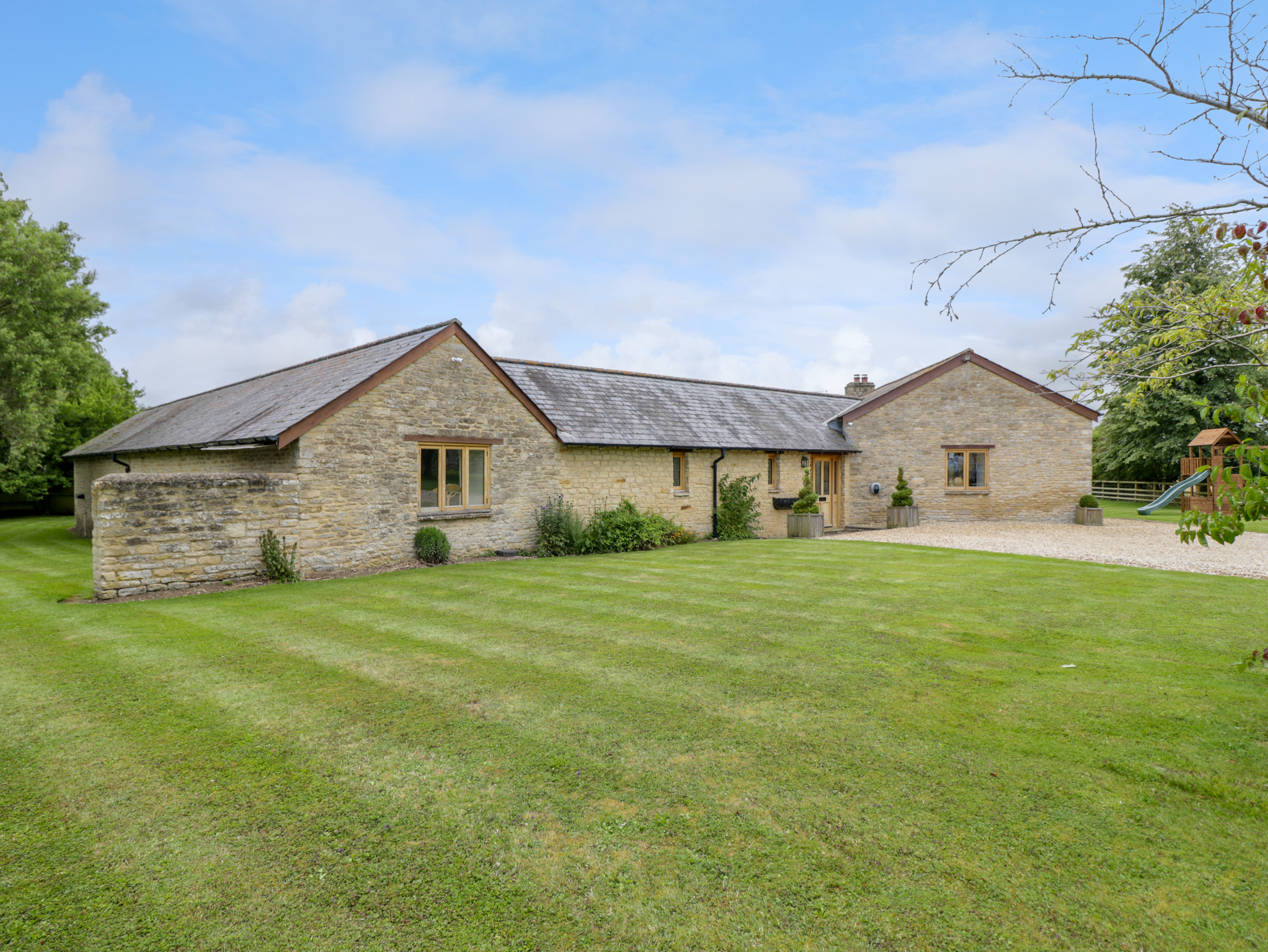 Cottage ∙ 4 Bedrooms ∙ 8 Guests - Witney